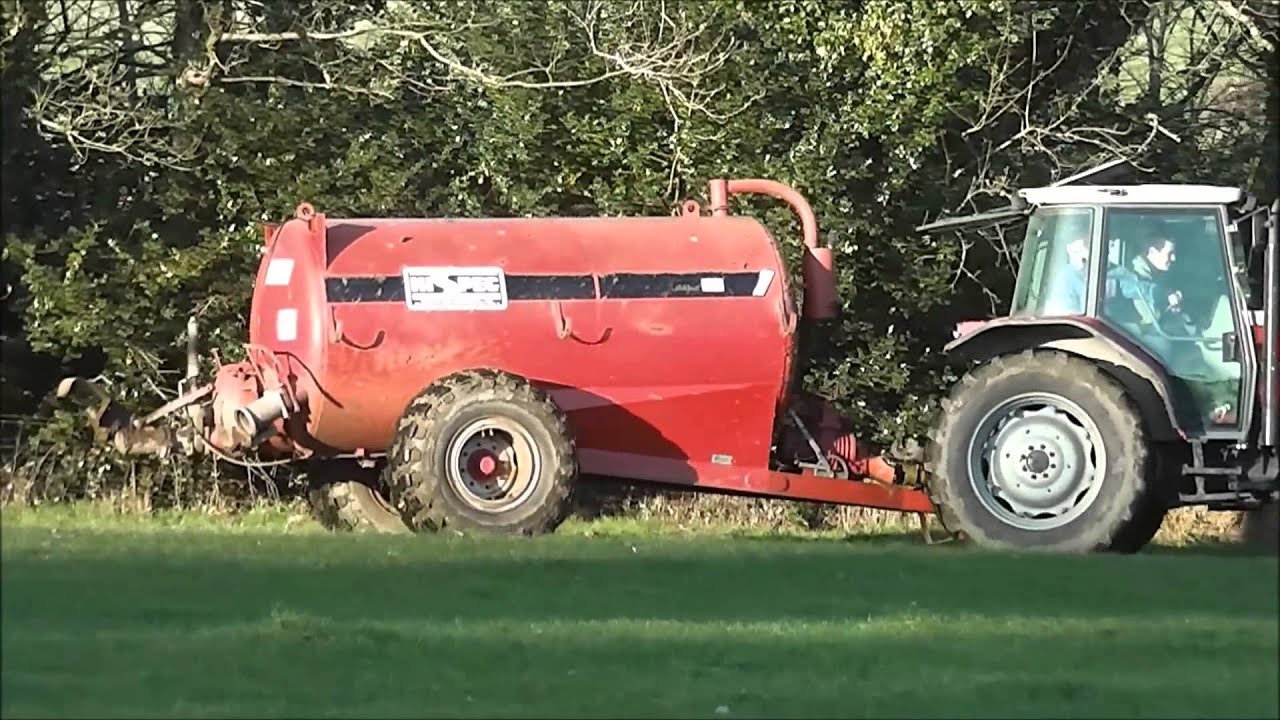 Spreading slurry with the Massey Ferguson's - YouTube