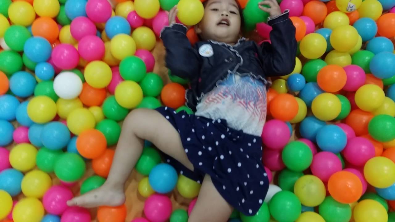 Mika di choi nha banh vui lam - YouTube