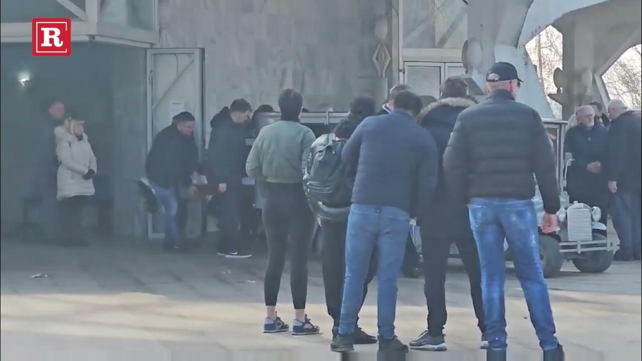 Tužna povorka krenula ka groblju, Matora jedva hoda - YouTube