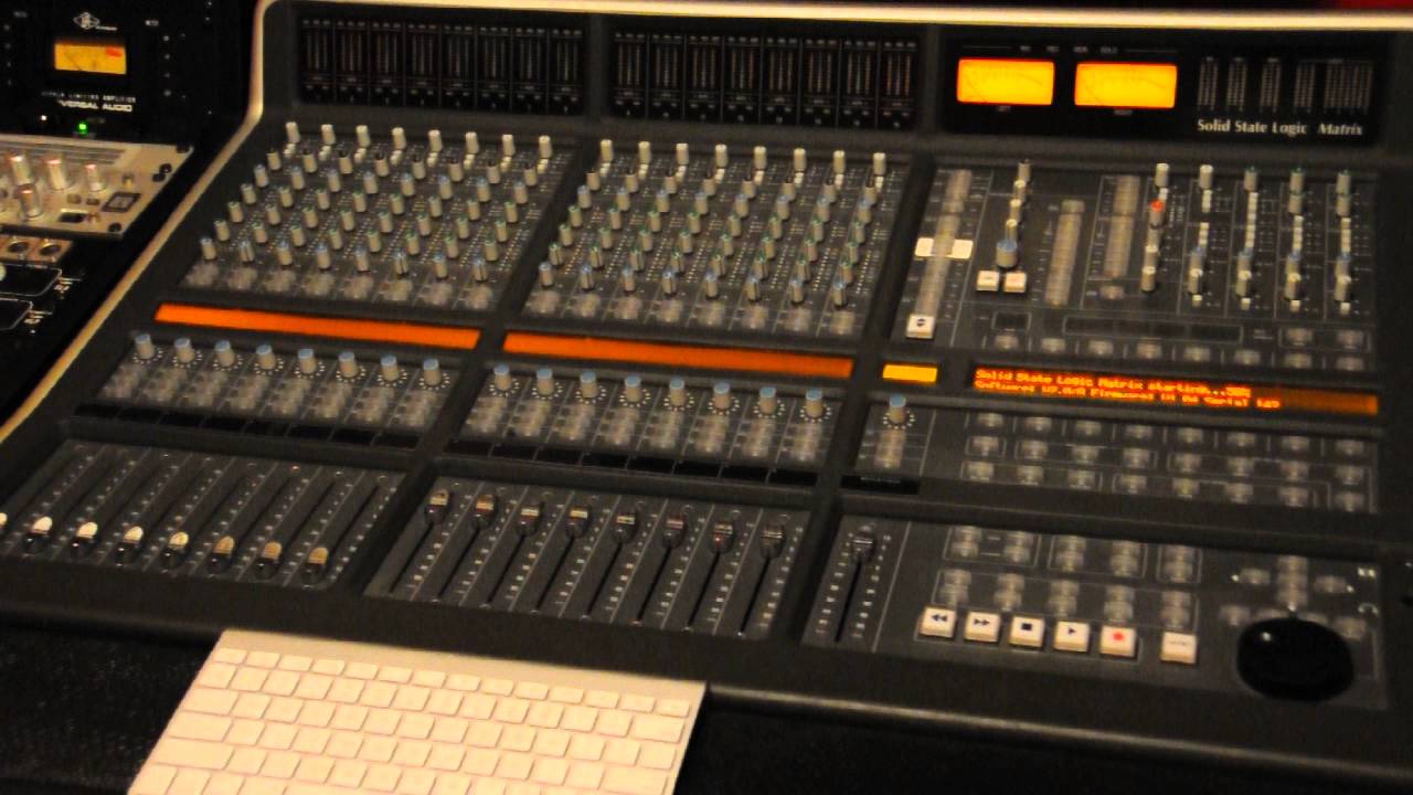 SSL Matrix Super Analogue コンソール ＋専用デスク - YouTube