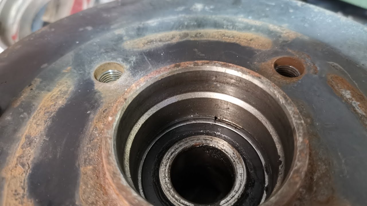 Changement roulement arrière frein tambour Peugeot 206 - YouTube