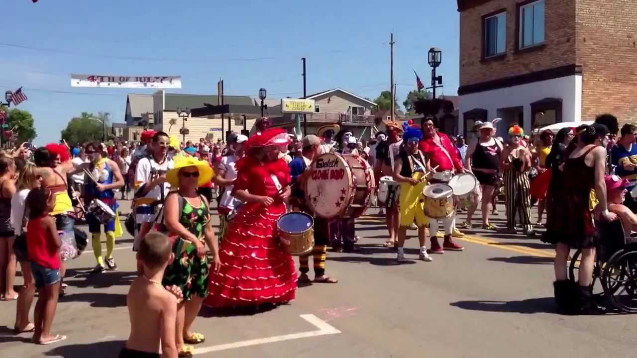 Eveleth Clown Band, 4th of July 2013 - YouTube