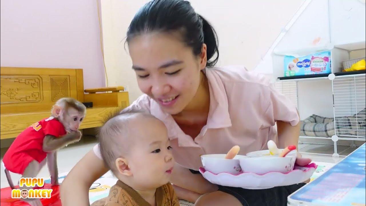 Super cute! PUPU monkey takes care of baby Nguyen for mom to make food - YouTube