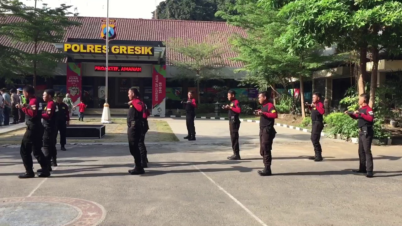 Latihan senam tongkat Sat Sabhara Polres Gresik - YouTube