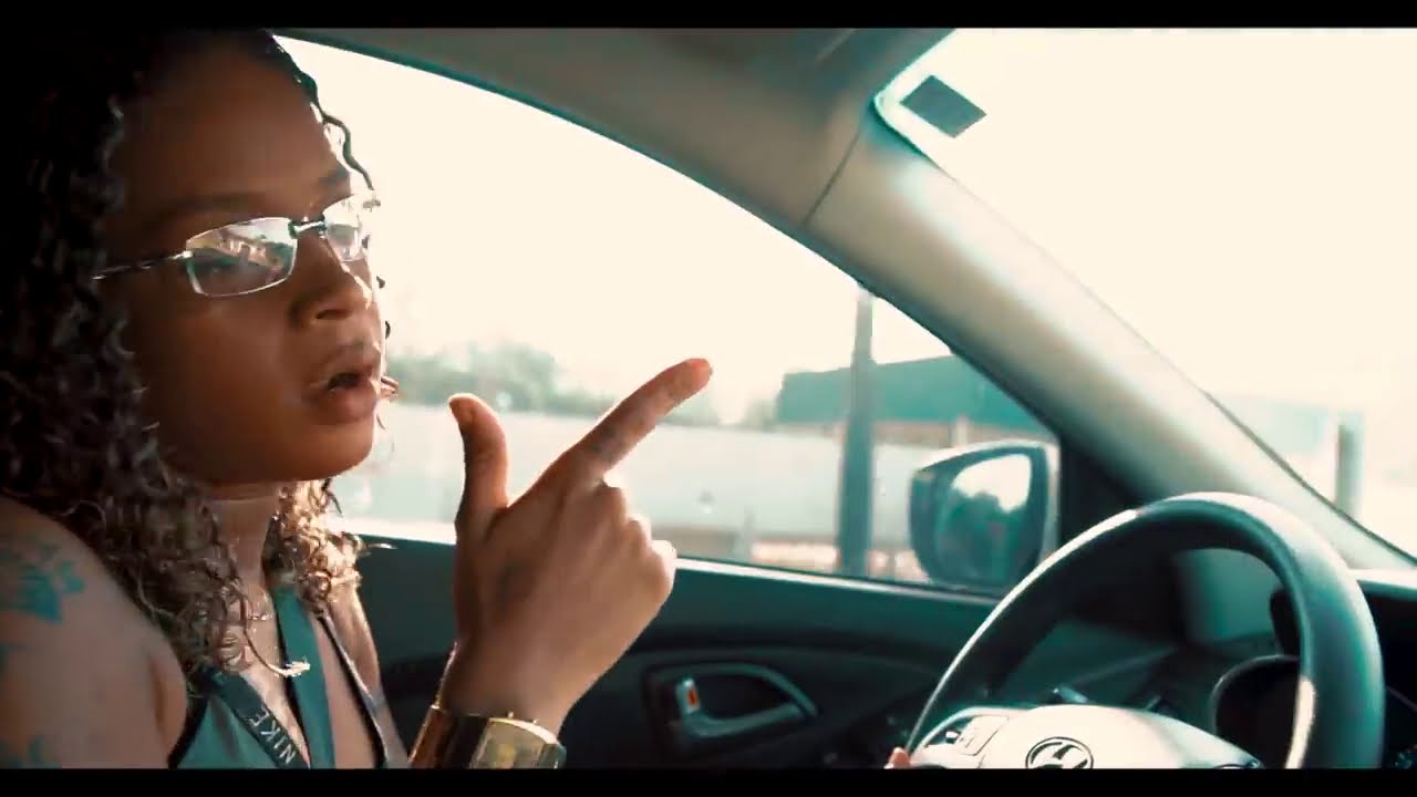 MC Drika - E nós tem o charme que é da hora (clipe oficial) - YouTube