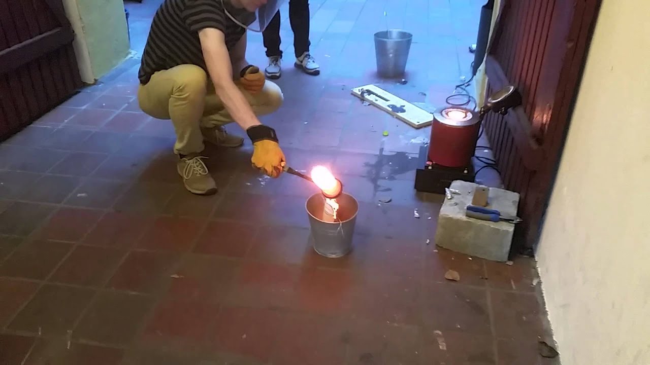 Pouring molten Brass (1180 C) at Bitraf - YouTube