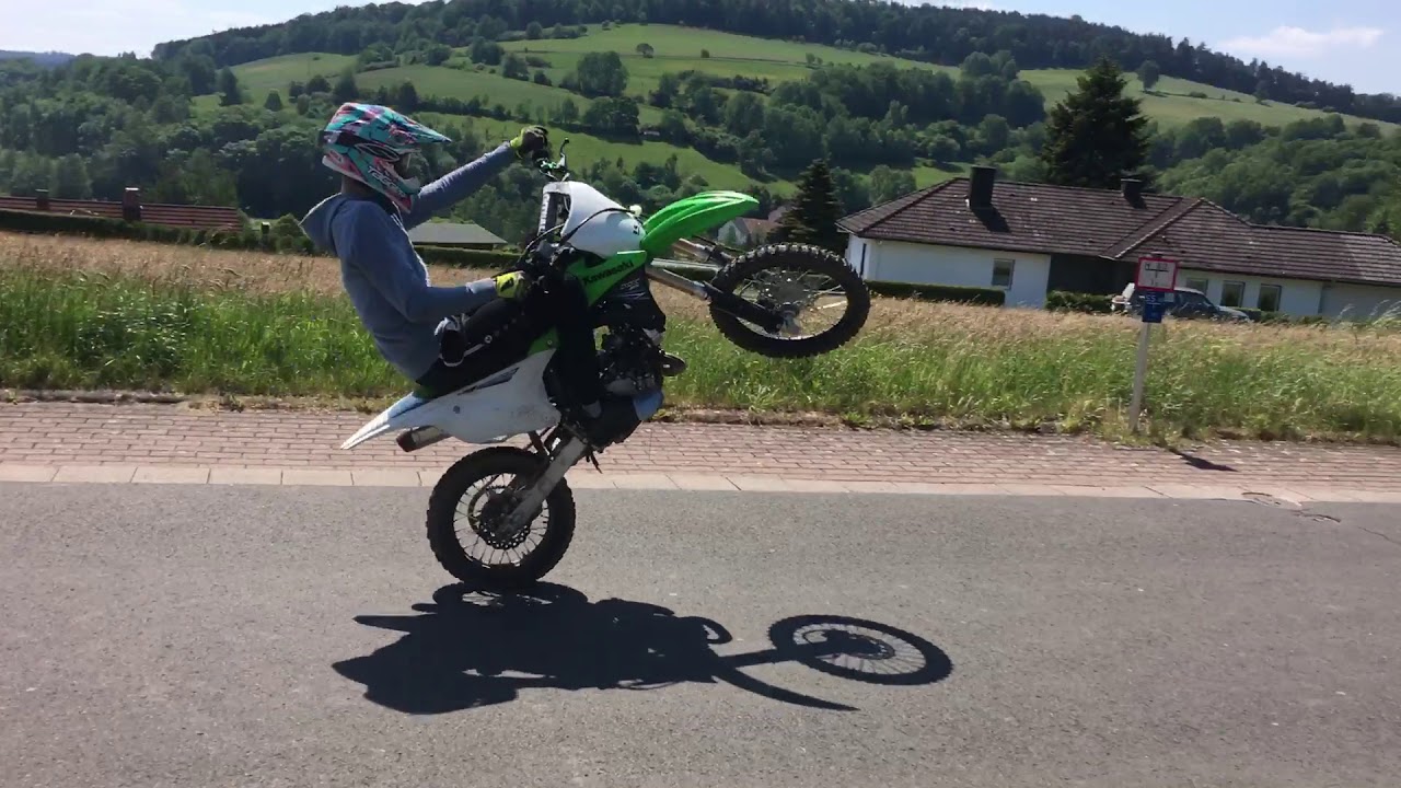 KX 85 Wheelies - YouTube