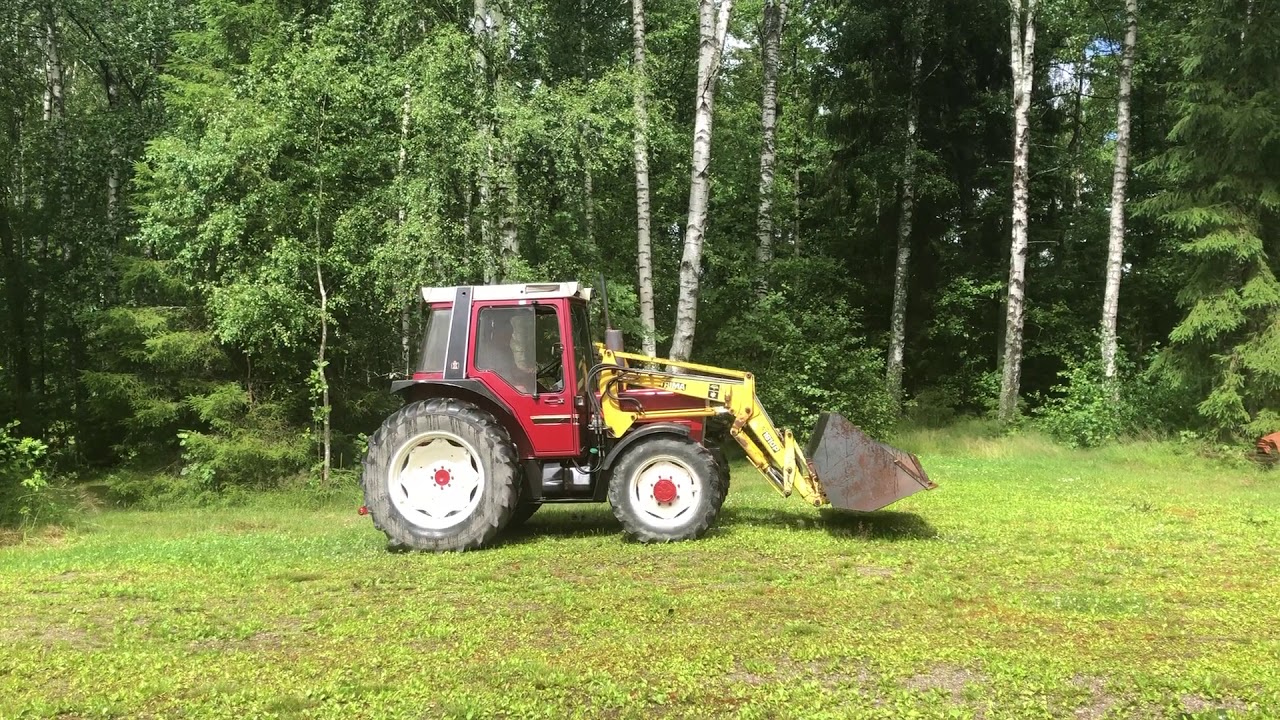 Traktor International 685XL 4 WD - YouTube