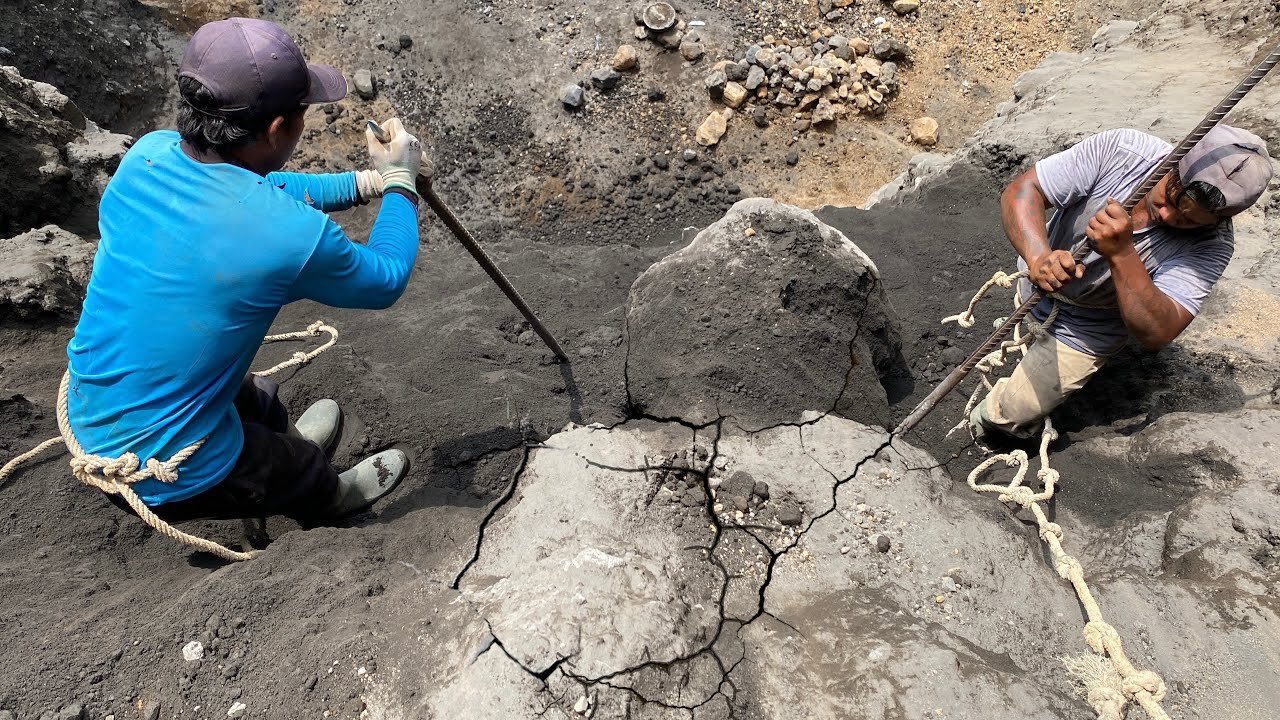 Process of dropping rocks from the top of a sand cliff‼️cliff ...