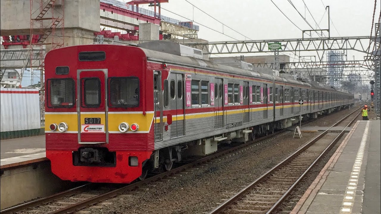 Kesibukan KRL Commuter Line di Stasiun Manggarai | JR 205 ‘Marchen ...
