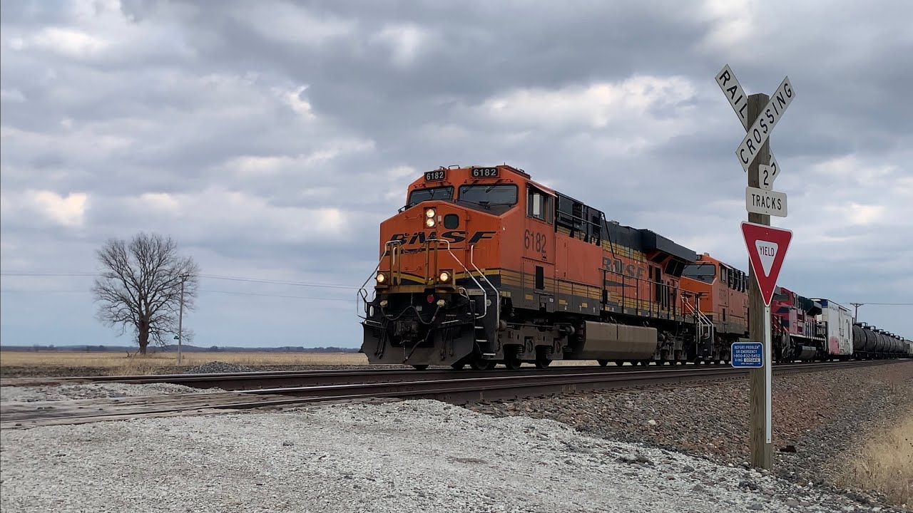 Manifest comes to a stop ft FXE SD70ACe & Sante fe Warbonnet! BNSF ...
