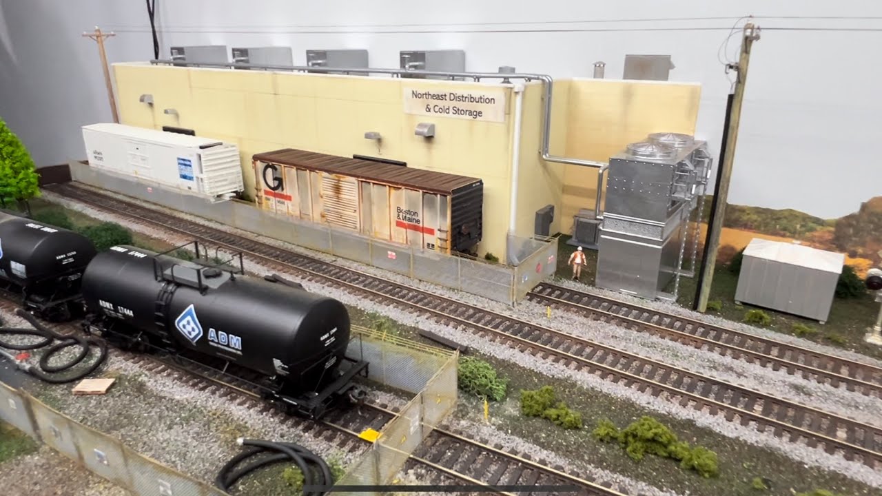 Kitbashing Walthers HO Scale Modern Cold Storage Warehouse - YouTube