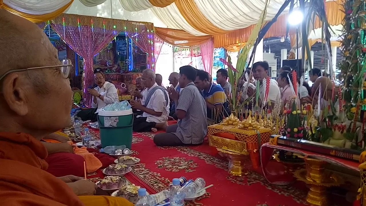 ទទួលសីលប្រាំ Traing of buddhist five commandments - YouTube