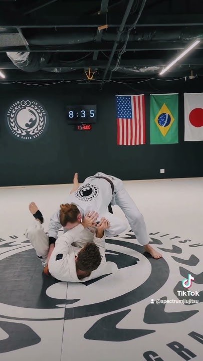 SPECTRUM JIU JITSU // TECHNIQUE SPOTLIGHT // TRIPOD PRESSURE PASSING - YouTube