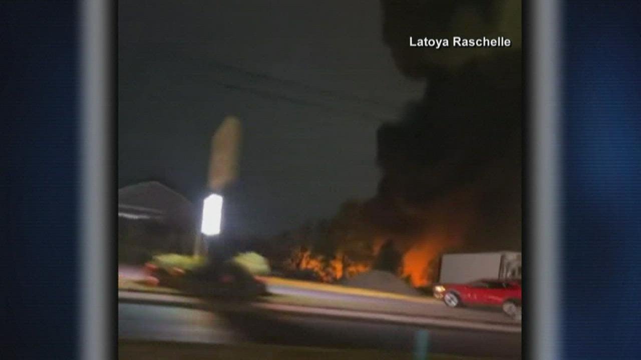 2 die in Ohio plane crash: Video from the scene in Marietta - YouTube