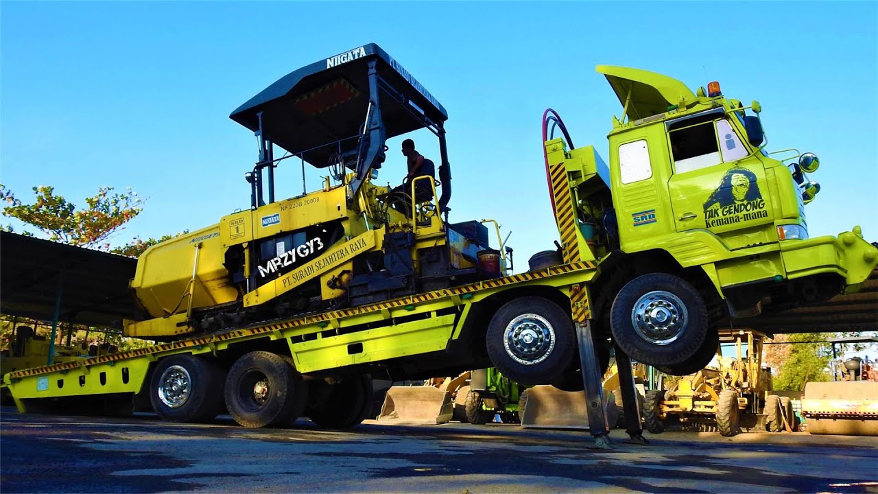 Paver Finisher Dump Trucks Laying Hot Mix Asphalt Self Loader Truck ...