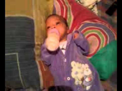 Rayssa dois meses primeiro mama sozinha.mp4