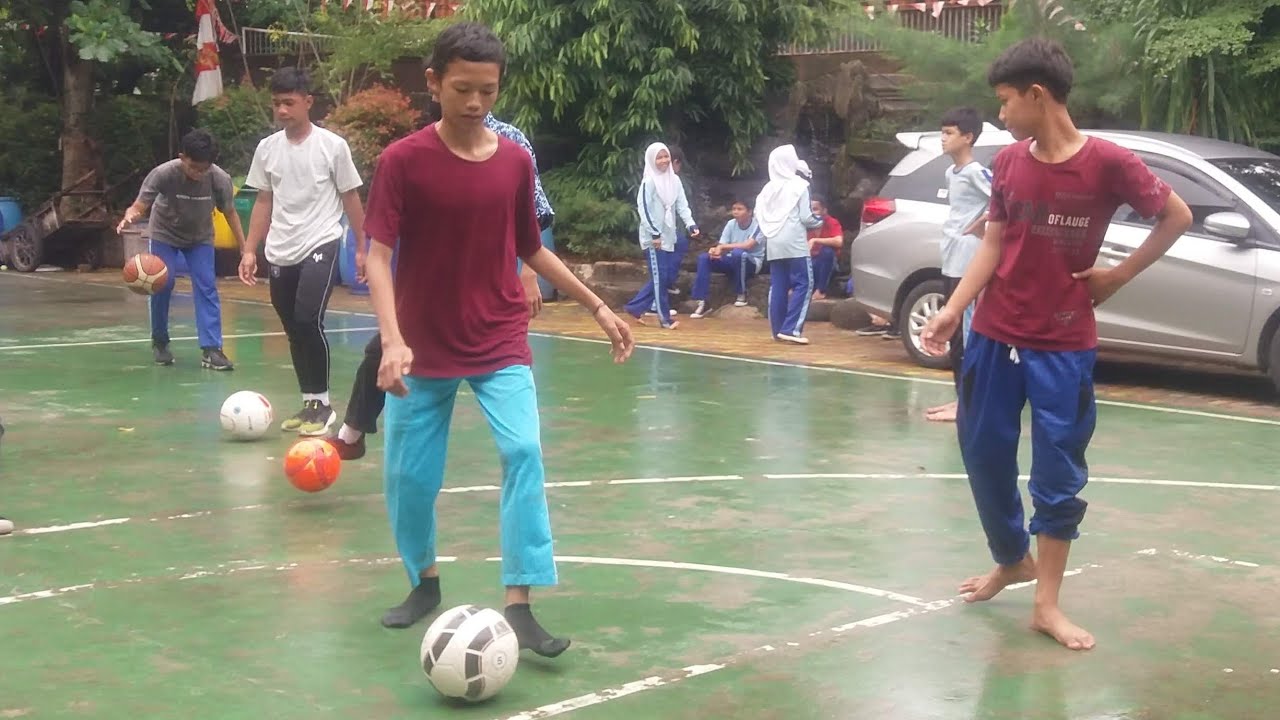 Cara menendang bola dengan keras dan cepat (PJOK) Kelas VIII - YouTube