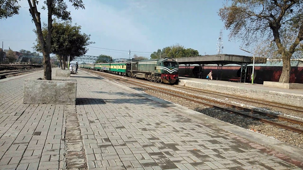 Pakistan train passing Pattoki - YouTube