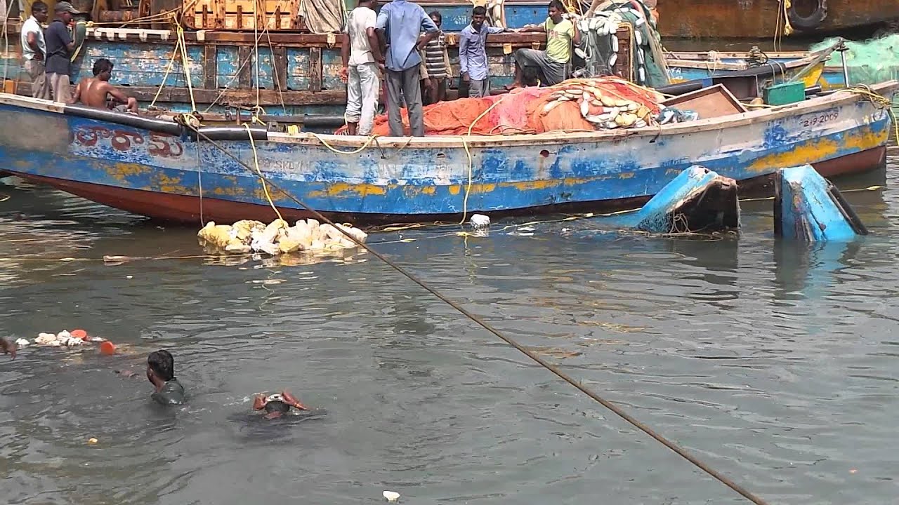Fishing boats falling down in to Sea in Vizag Harbour - YouTube
