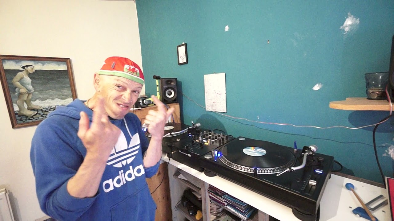 DJ MIXING 80'S GROOVES ON VINYL THE HARD WAY TUTORIAL DEMONSTRATION ...
