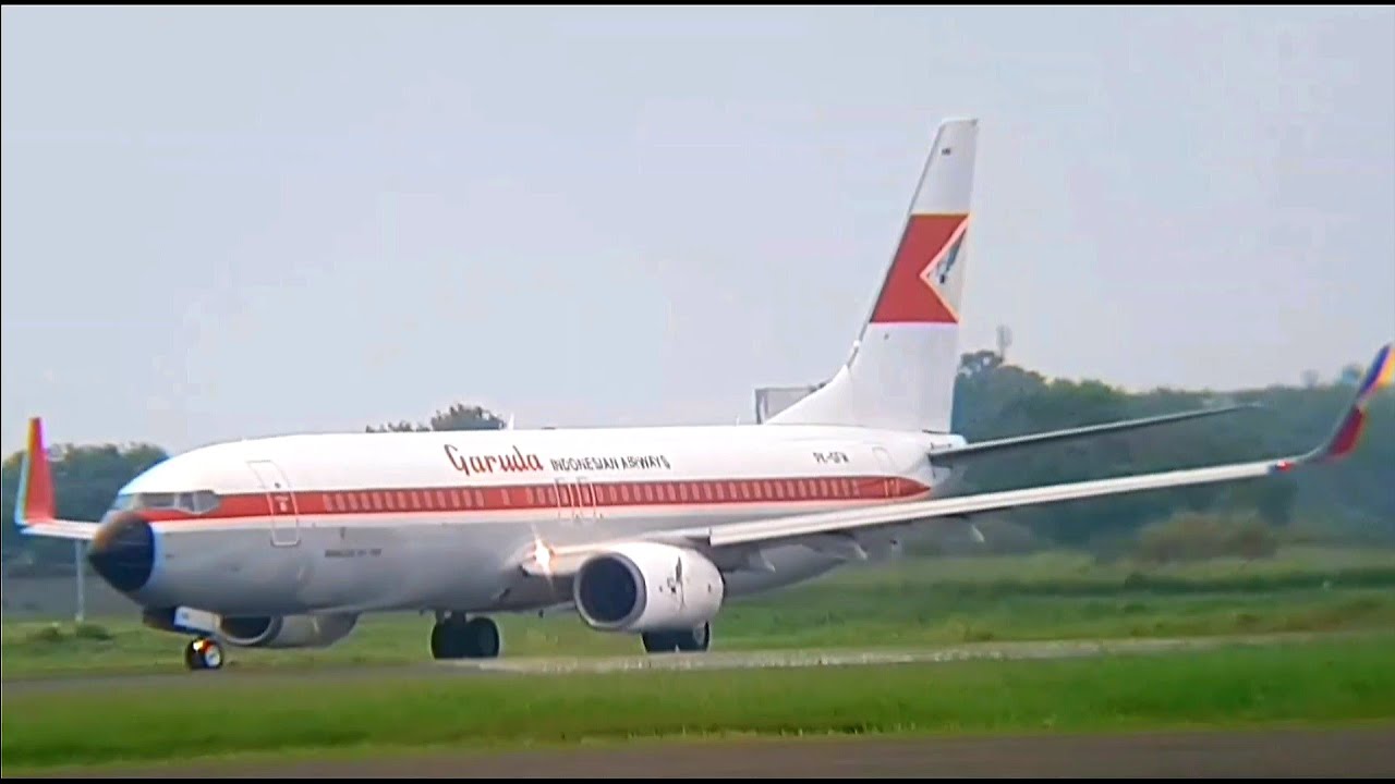 Pesawat Garuda Indonesia Boeing 737 Livery Retro Ke Juanda Sidoarjo ...