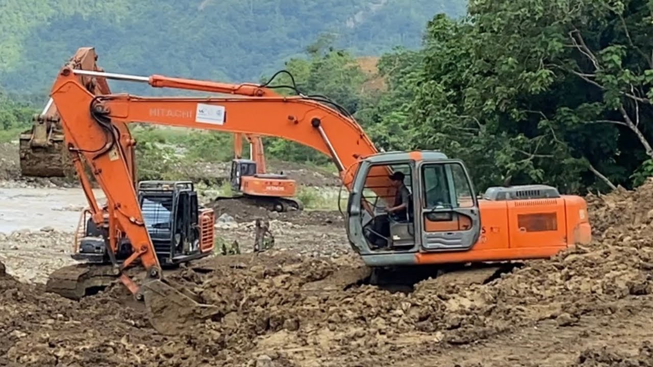 Hitachi Zaxis 210 excavator digging - YouTube