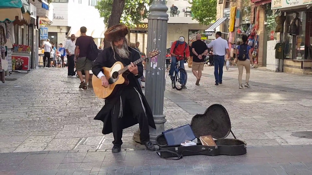 An ultra-Orthodox Jew plays the guitar and sings about redemption ...