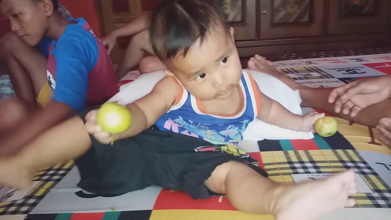 KELUCUAN BABY GIBRAN MAKAN BUAH APEL - YouTube