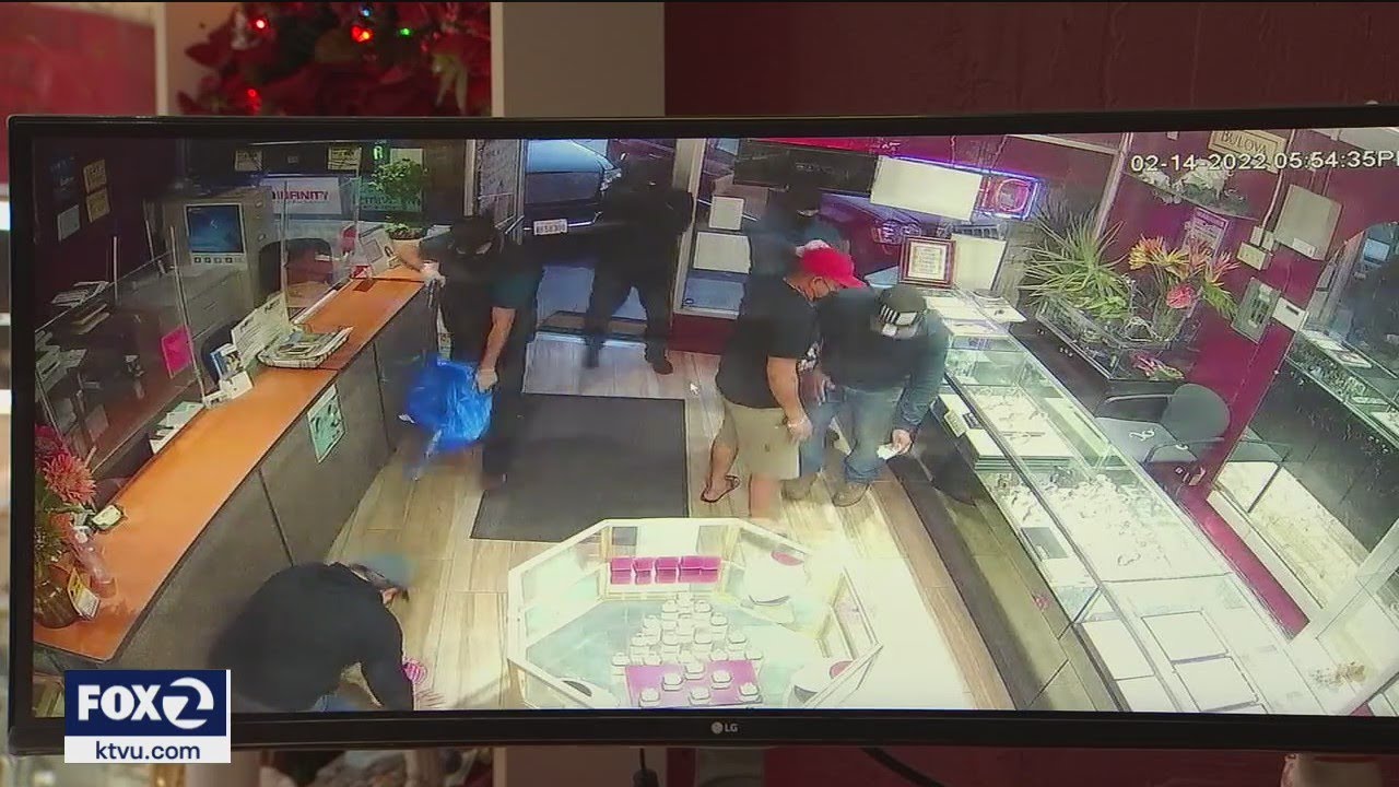 Thieves get rude awakening after botched jewelry store robbery - YouTube