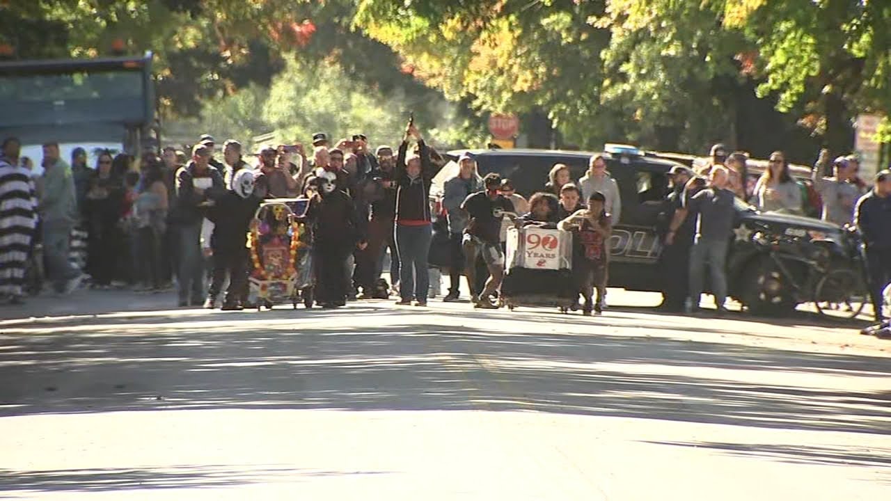 Forest Park Casket Race awards the 'dead last' - YouTube