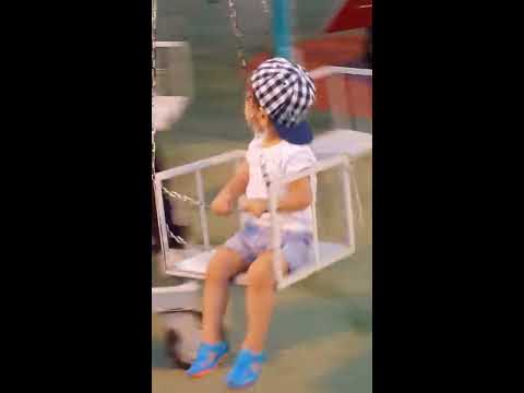 Parkta hızlı dönen salıncak görürsek hemen bineriz, eğlenceli çocuk videosu