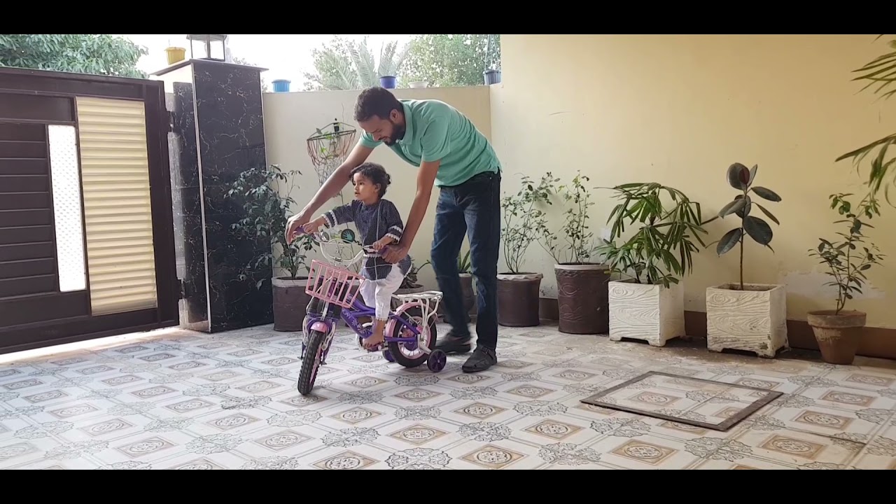 Learn how to ride Bicycle 1st time Rameen's day Out at Umaima Fatima ...
