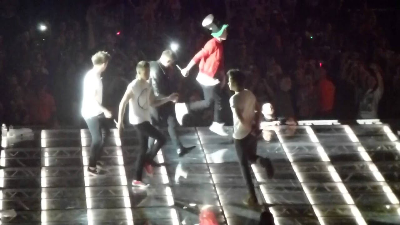 One Direction Irish Dancing. 17th March 2013 - Liverpool. HD. - YouTube