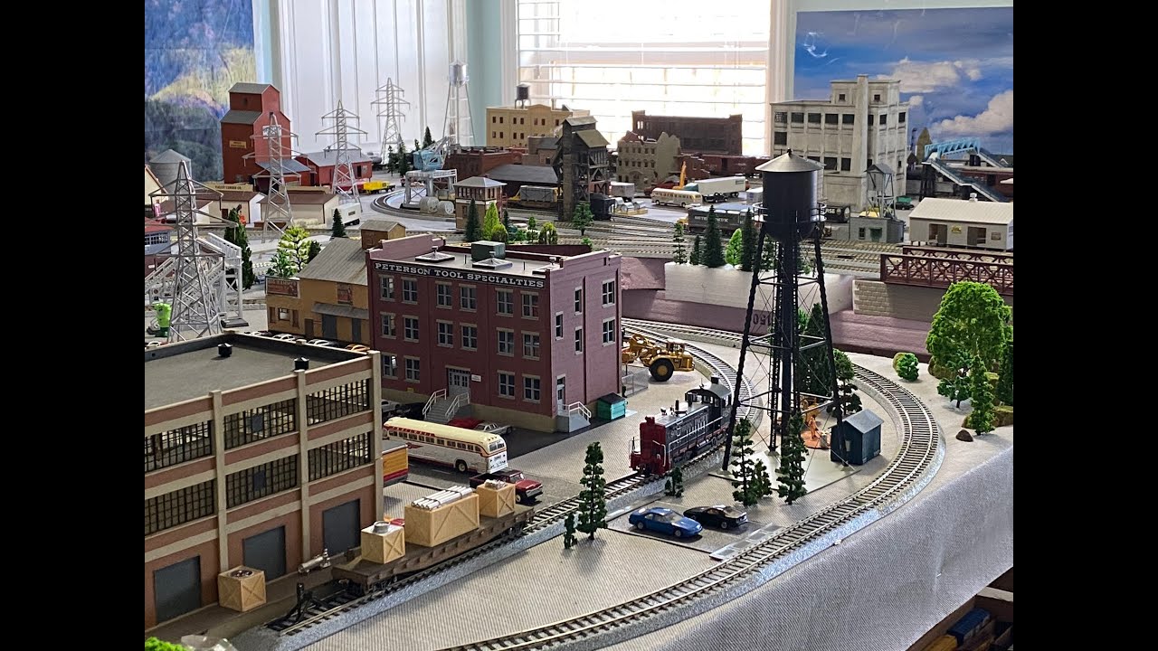 A Fast Clock Moment - Tick 00:03 - A Short Model Train Video Clip (HO ...