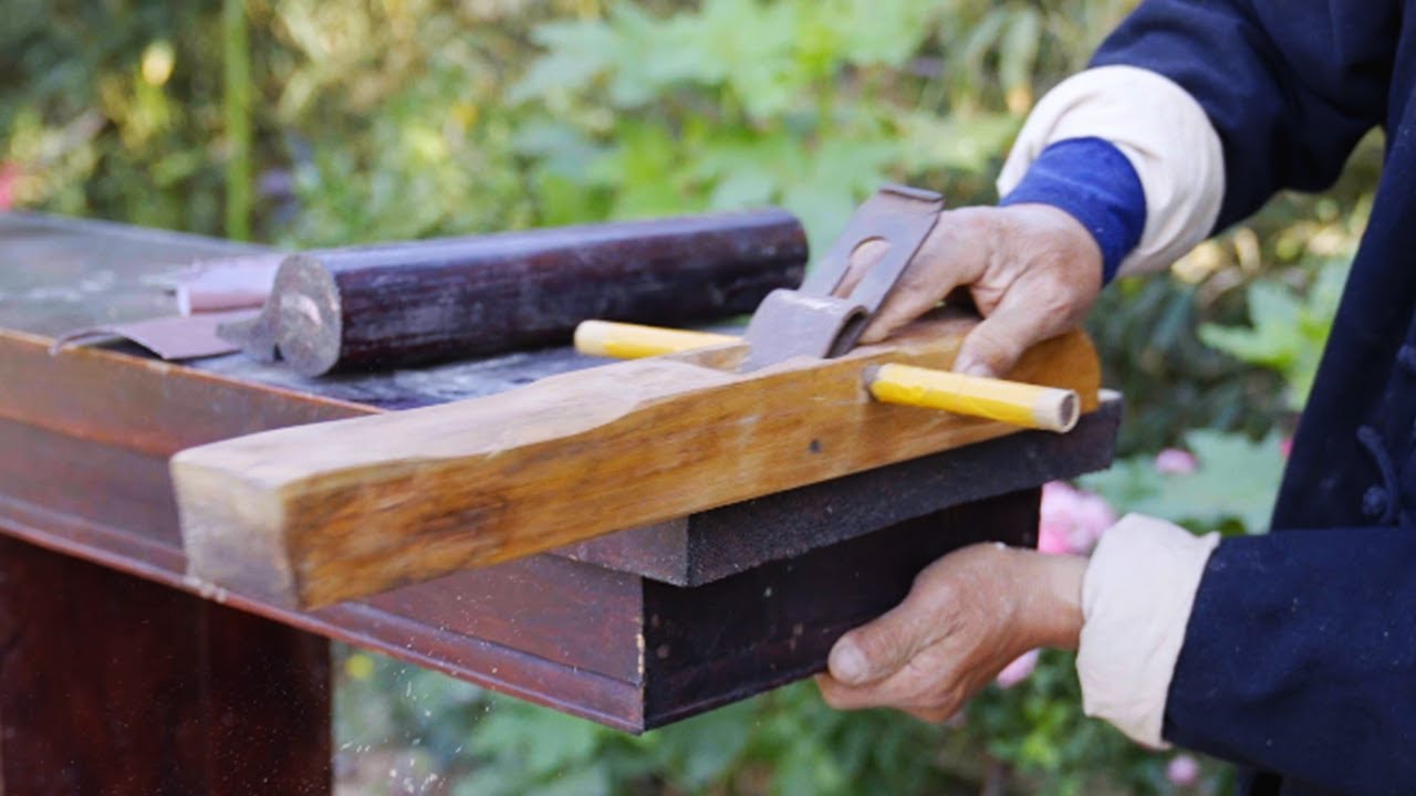 Chinese Master Carpenter Repaired A Long Narrow Table Table Out Of Wood ...