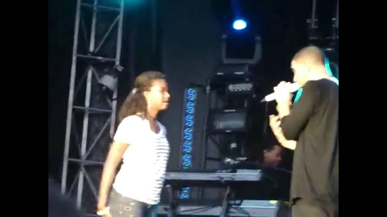 Drake brings girl on stage to kiss Live - YouTube