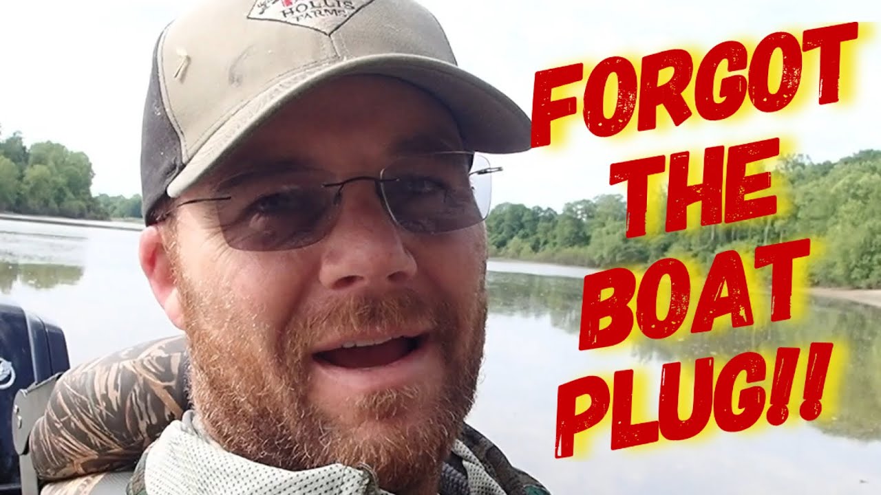 FORGOT TO PUT THE PLUG IN THE BOAT 😲😲😲 - YouTube