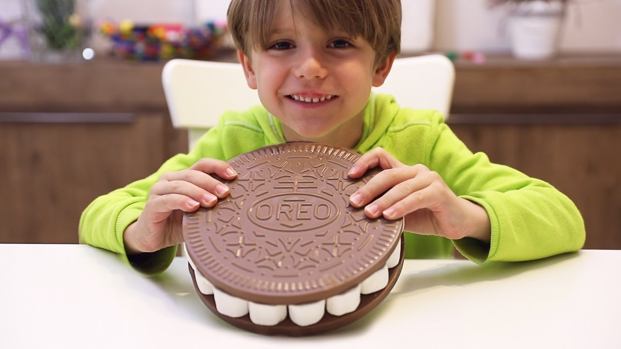 BIG Oreo Cookie made of Marshmallows and Surprise Eggs Chocolate ...