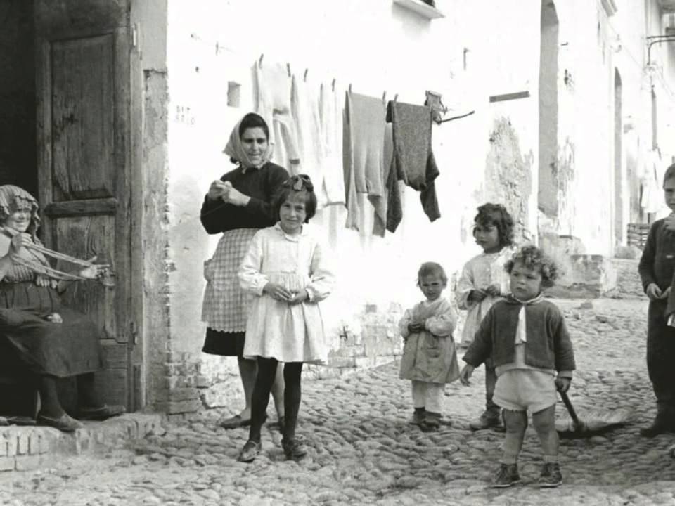 1960 Viaggio di Carlo Levi in Basilicata Foto Mario Carbone - YouTube