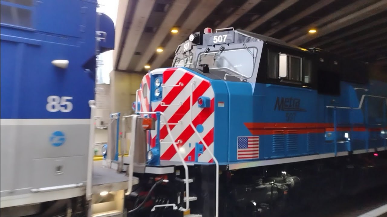 Metra F59PHI 85 & SD70MACH 507 west in Chicago, Illinois on October 27 ...
