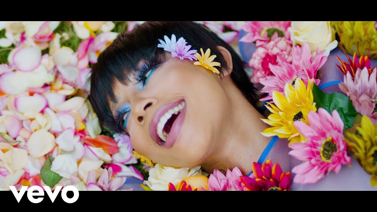 Kelly Khumalo - Mina Nawe (Official Music Video) ft. Mondli Ngcobo ...