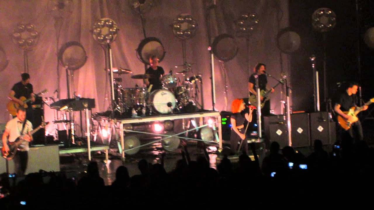 Paramore - Daydreaming (Live at the Dolby Theatre in Hollywood 05/23 ...