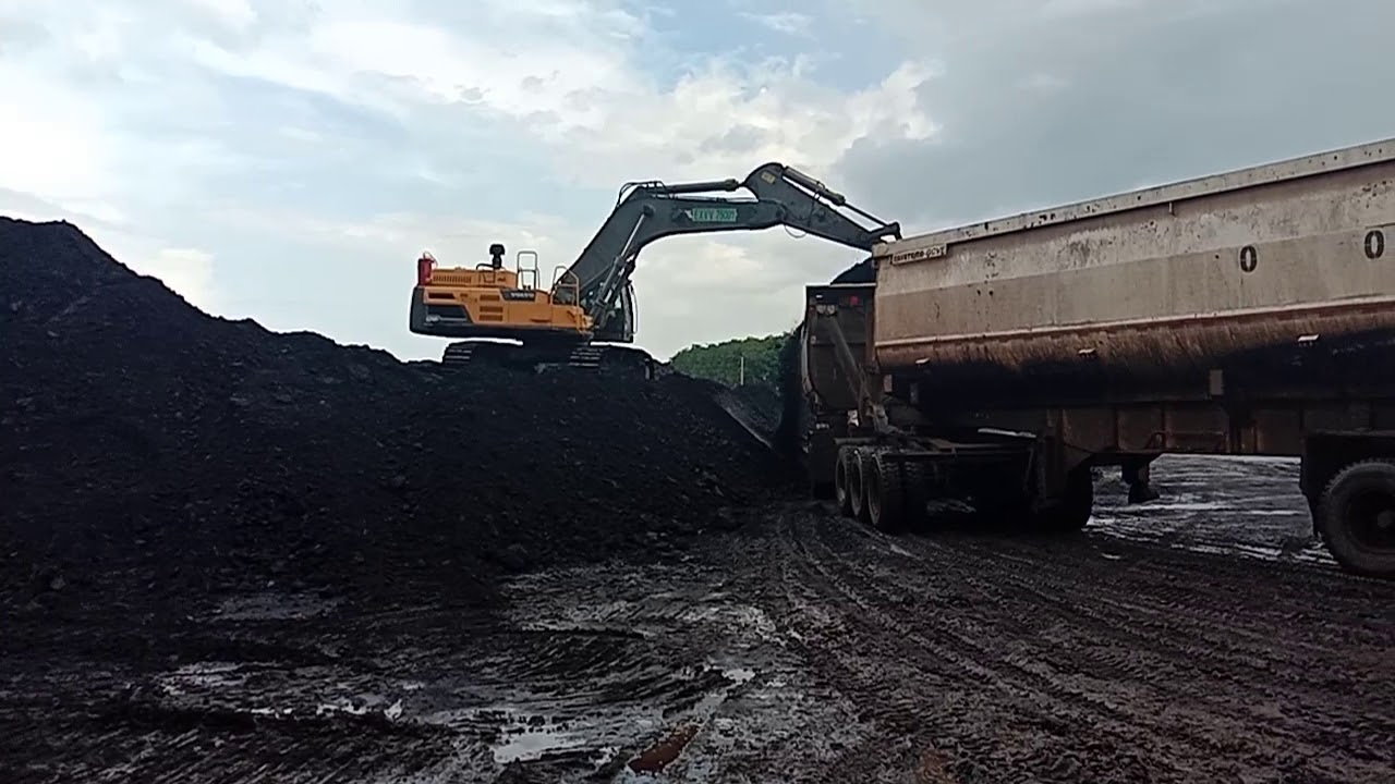 Volvo Excavator Loading Coal - YouTube