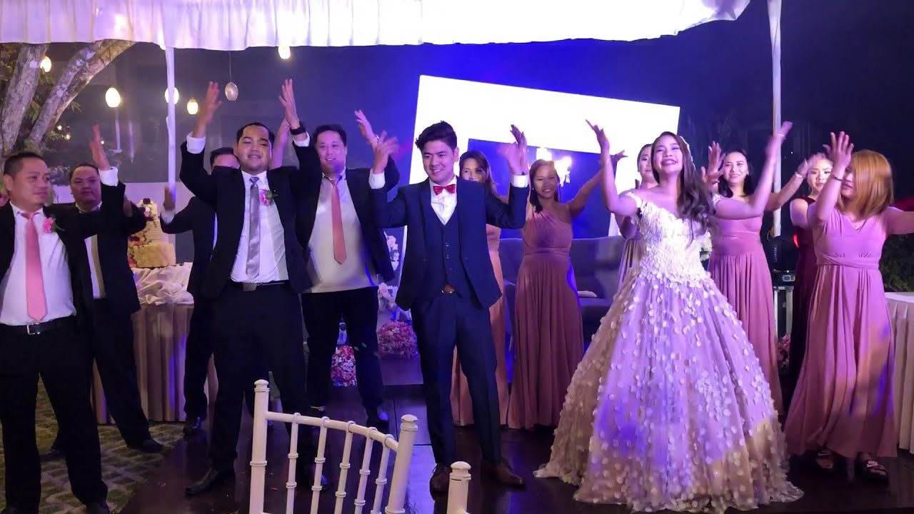 GROOMSMEN VERSUS BRIDESMAID WEDDING ENTOURAGE - YouTube