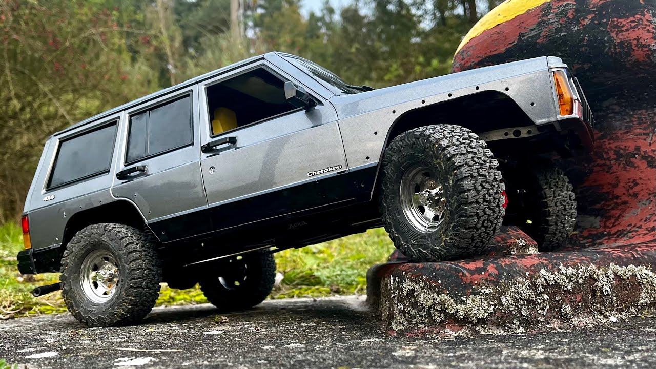 Axial SCX10 II Jeep Cherokee XJ - along the canal - YouTube