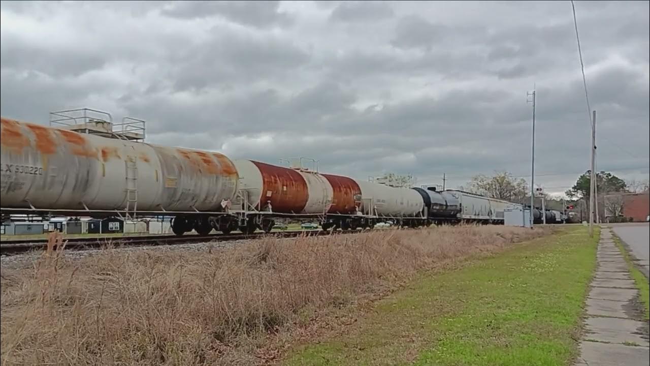 3 GE/FXE EMD. UP 5702, UPFXE 4040, and UP 6258 lead a 4x0 UP WB manifest in Dequincy. - YouTube