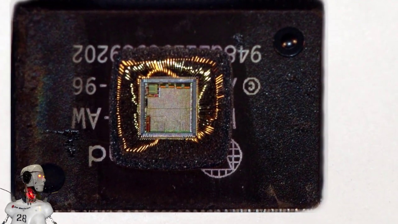 Zoom Into a Microchip / Acercamiento a el Microprocesador de un ...