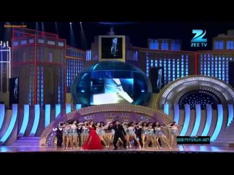 Priyanka and SRK dance to Chammak Challo