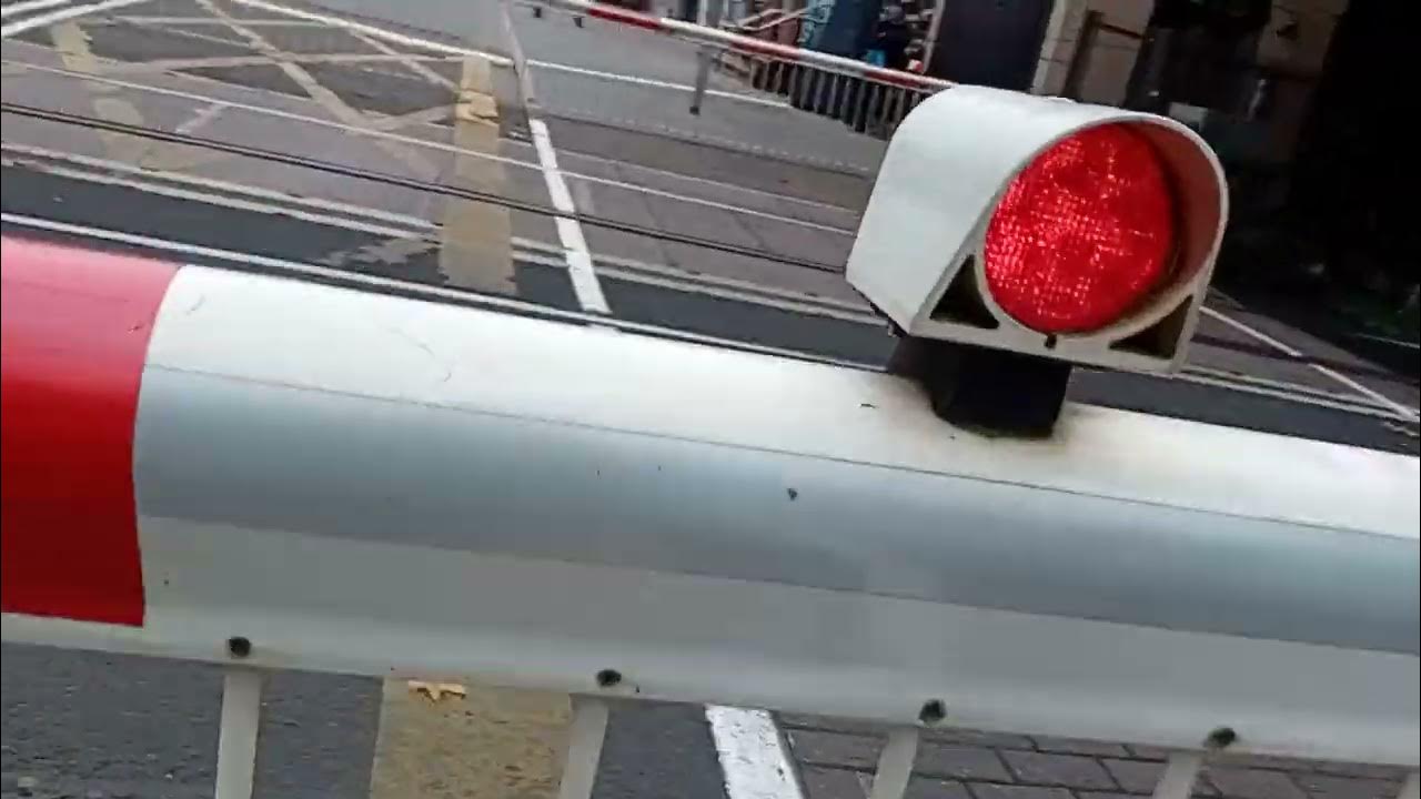 lincoln high street level crossing - YouTube